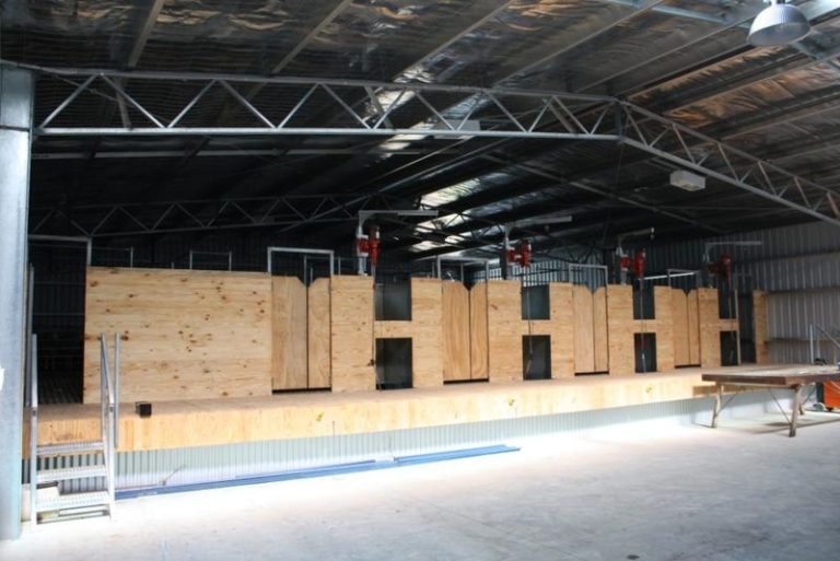 4 stand straight board with use of natural lighting - Action Steel